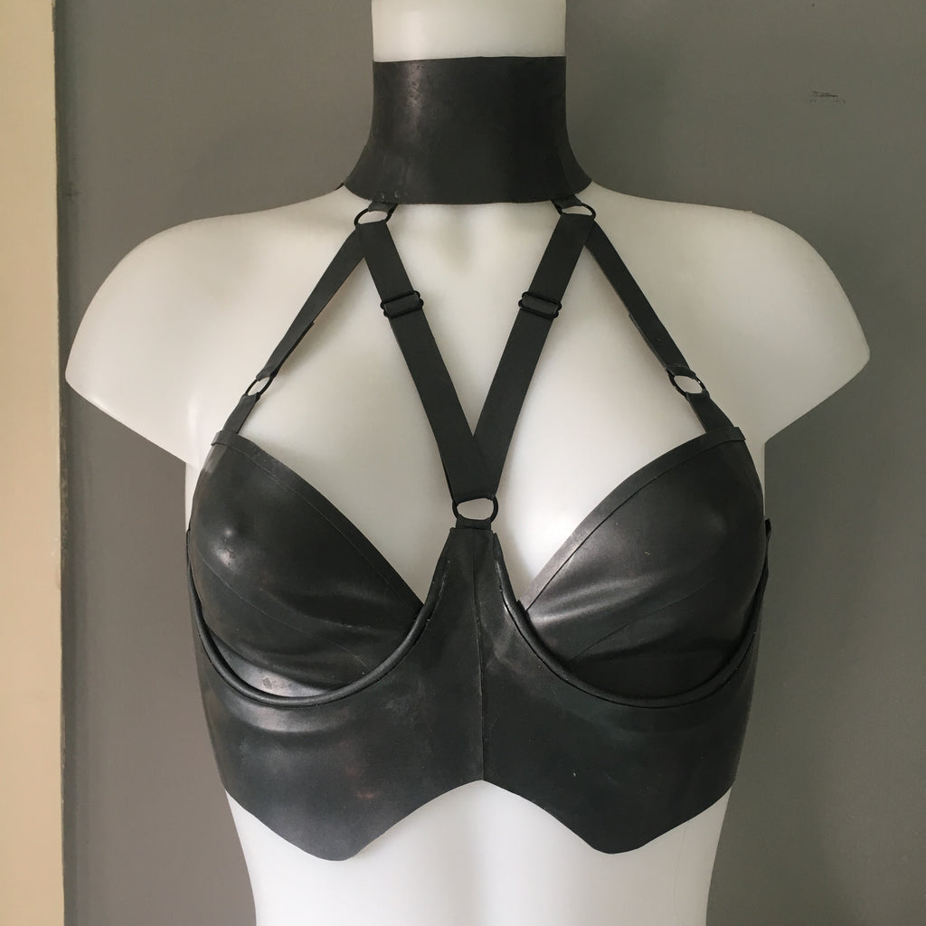 Latex V-strap bra – Eustratia